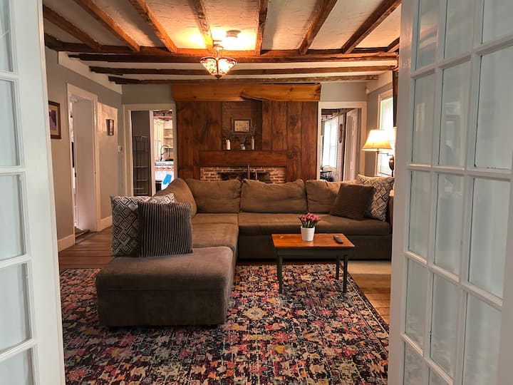 Justice's Birthplace: King Bed, Hearths, Gardens - Lee, MA