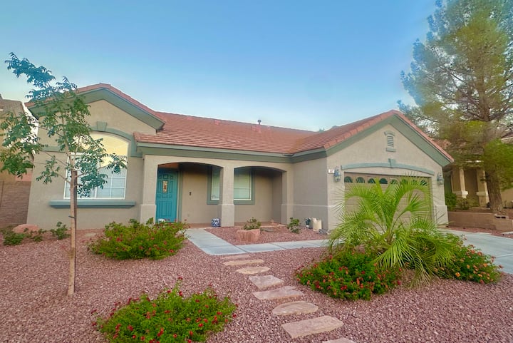 Green Valley Ranch Retreat W/hot Tub & Workspace - Henderson, NV