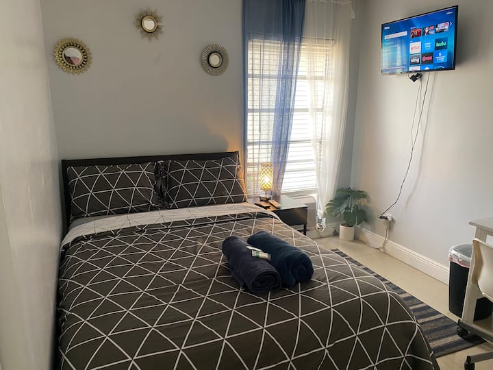 Peaceful Haven - Cozy Room W/ Netflix & Pool - Tamarac, FL