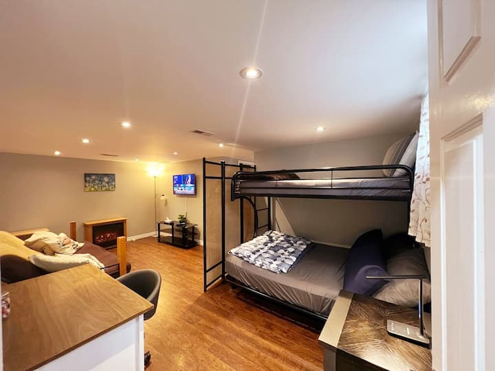 Adorable Basement With A Separate Entrance And Including The Washing Machine - Kitchener