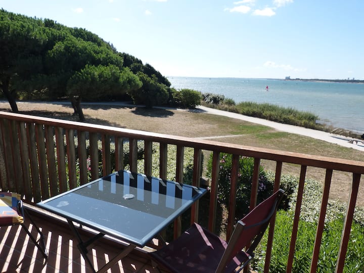 Vue Imprenable Sur L'océan Depuis Son Lit. - La Rochelle