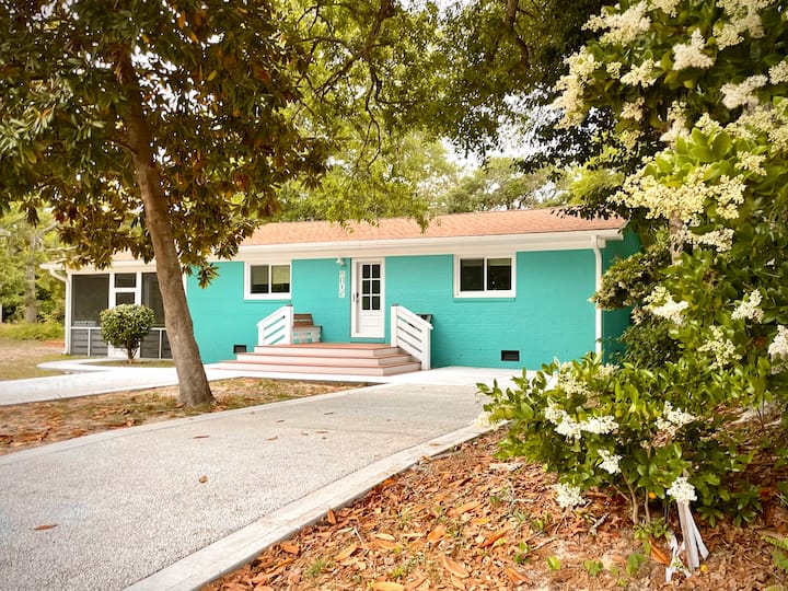 Quiet, Chic Coastal Retreat: The Secret Sandshake - Oak Island, NC