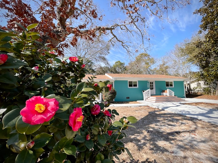 Quiet Coastal Cottage Retreat - Secret Sandshake - Oak Island, NC