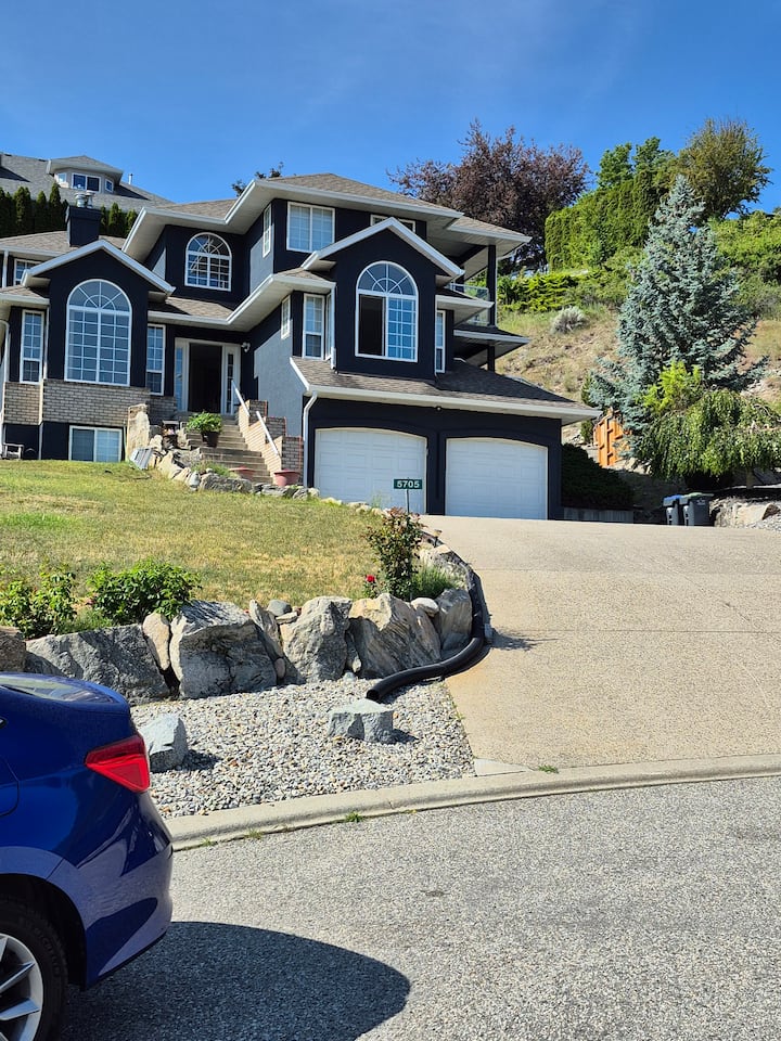 Clean And Quiet 1-bedroom Suite- 1 Queen, 2 Twin - Summerland