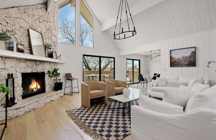 Remodeled Lakeview Retreat W/ Two Private Decks - Lake Arrowhead, CA