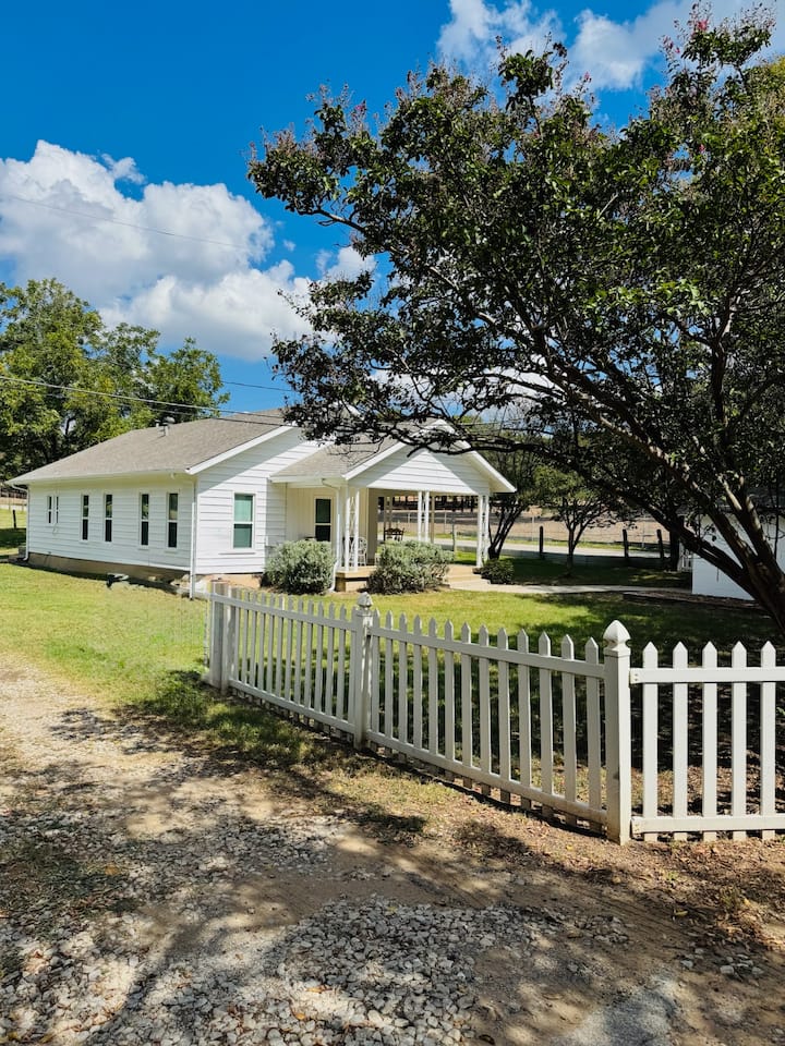 Cozy Farmhouse In North Keller - Roanoke, TX