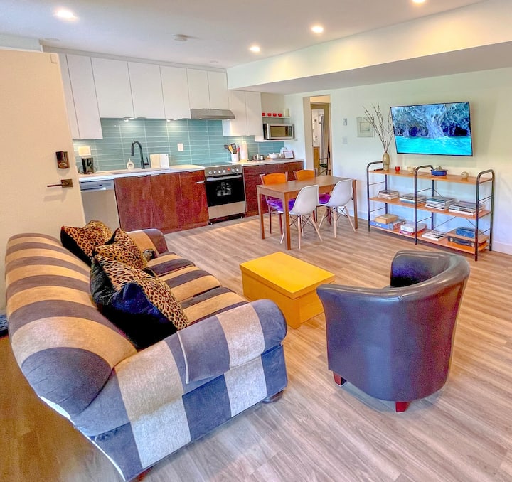 Unique 2 Bedroom Suite With Private Patio & Garden - Horseshoe Bay