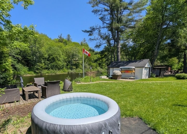 Muskoka Riverfront Retreat W/ Hot Tub & Kayaks - Bracebridge