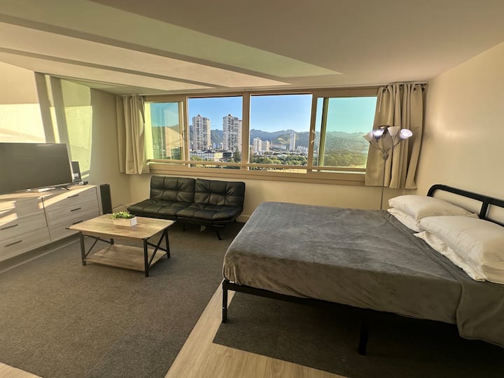 1 Br Apt In Waikiki With Canal & Mountain View - Wailupe Beach, HI