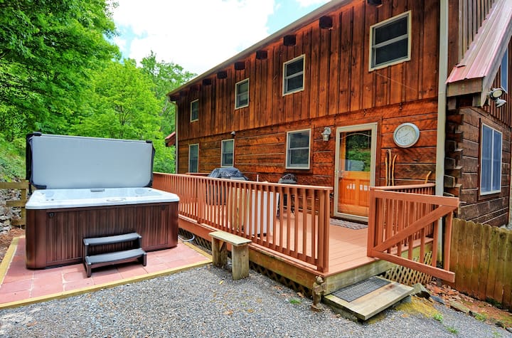 A Wooded Escape: Cozy Cabin In West Jefferson - West Jefferson, NC