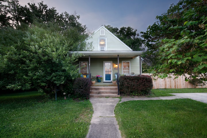 Grandma’s Storybook Cottage: Owings Mills, Dogs Ok - Owings Mills, MD