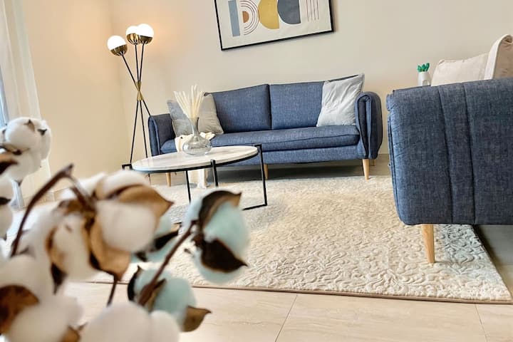 Spacious 2br With Direct Metro Access - Dubai