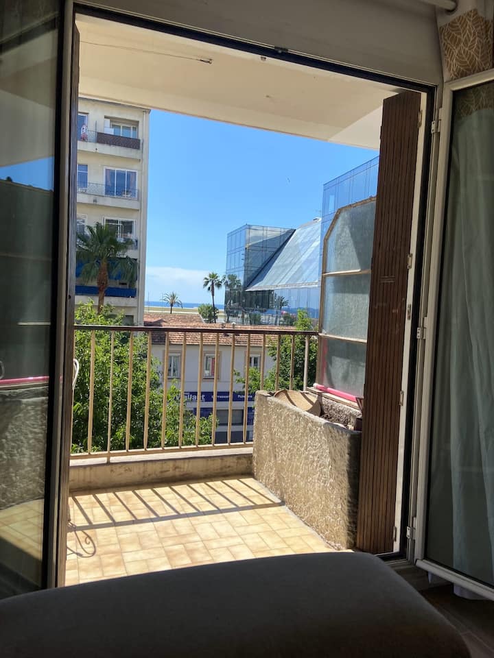 Lumineux Devan Tramways à Côté De Tram Et Aéroport - Nice