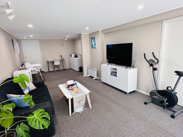 Large 1br Suite + Private Lounge | Otumoetai Hub - Tauranga