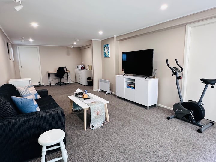 Large 1br Suite + Private Lounge | Otumoetai Hub - Tauranga