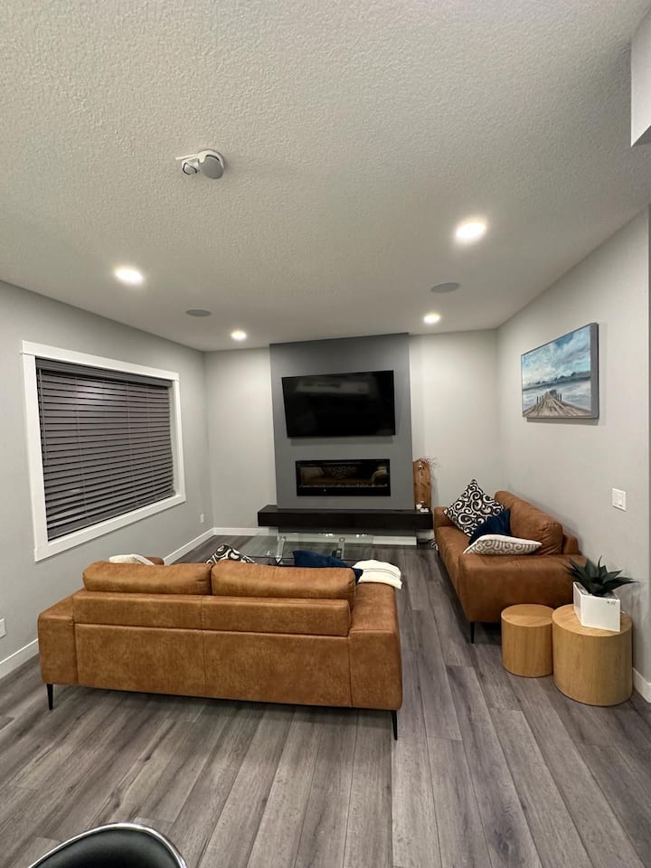 Luxury 3-bedroom Single Family Home In Nolan Hill. - Calgary