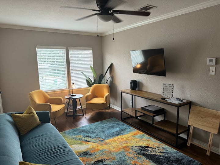 Location Matters - Cozy 2 Bdr Near Everything! - Houston, TX
