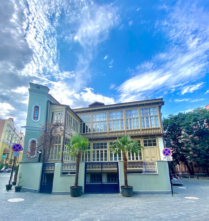 Glass Gallery Apartment - Tbilissi