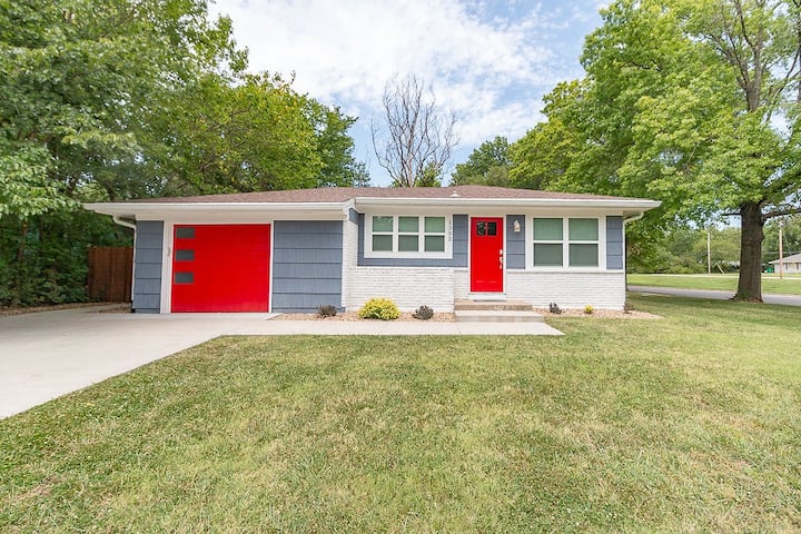 Renovated 5-bedroom House Close To Campus - Lawrence, KS