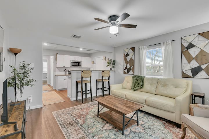 Quiet Private Yard Stay Near Dfw & Dfw Stadiums - Grand Prairie, TX