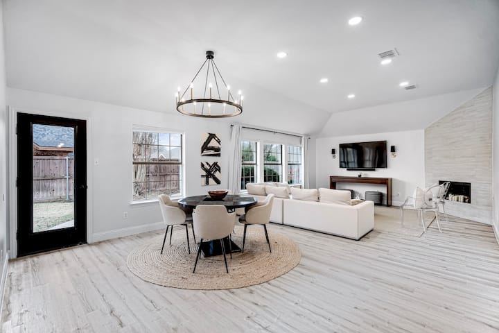 Luxurious Modern Farmhouse In The Heart Of Frisco! - Plano, TX