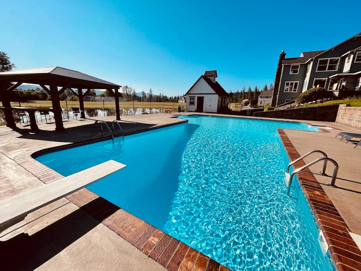 Oak & Stone Retreat – Relax, Gather, Celebrate - Battle Ground Lake State Park, Battle Ground