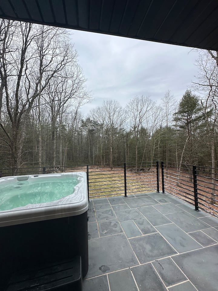 Secluded Modern Cabin With Hot Tub - Highland Lake, NY