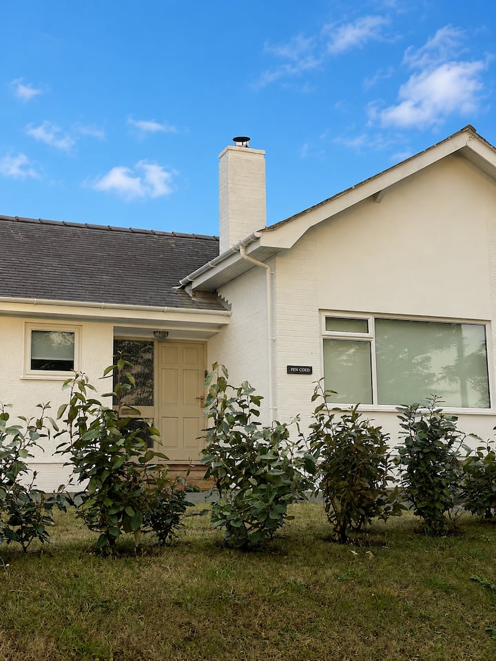 Spacious, Coastal Retreat, Short Walk To The Beach - Nefyn