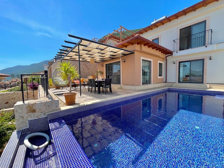 Luxe Villa: Pool, Hottub, Mini Golf, Unique Views - Kaş