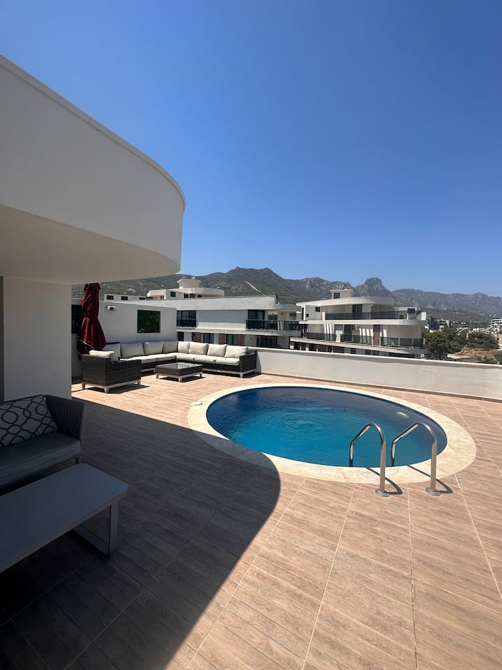 3 Bedroom Penthouse Apartment Rooftop Pool & Bar - Girne