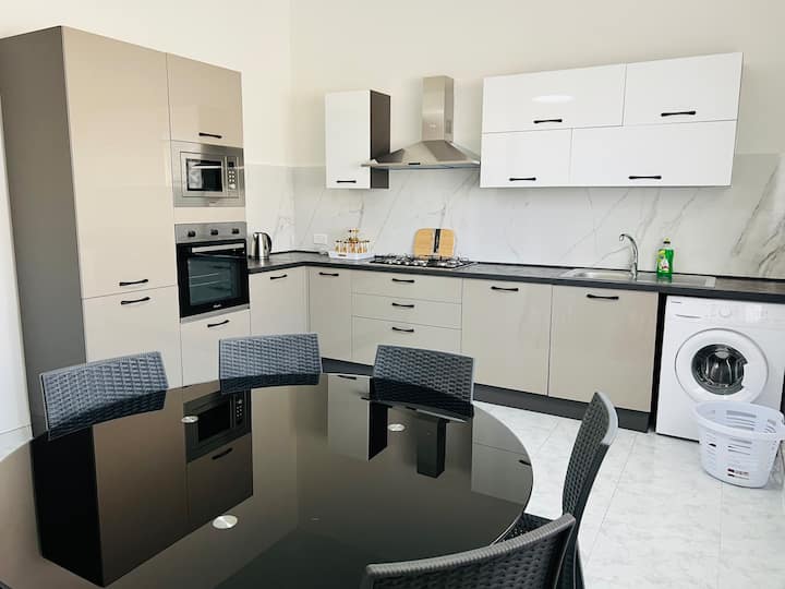 5 Bedroom Spacious Apartment - Malta