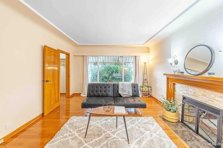 Central Location* Cozy 2 Bedroom Residential Home - Vancouver