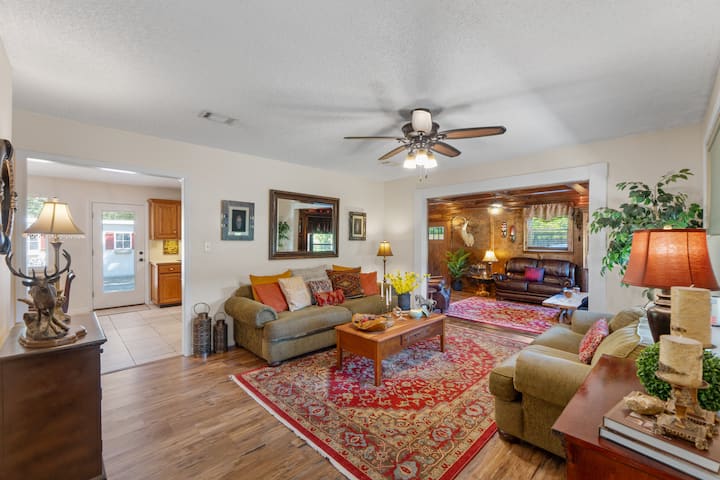 Tropical Garden With Bar - Milton, FL