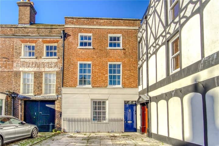 Beautiful Georgian Townhouse
- Old Town Poole - Poole