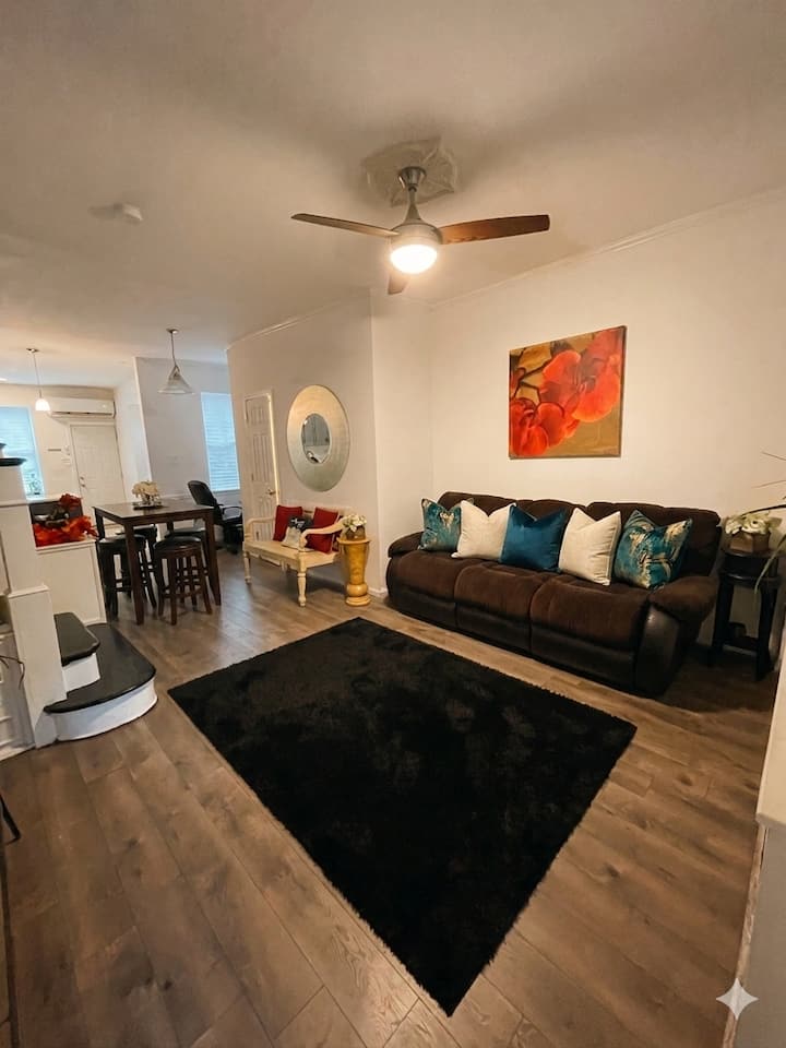 Stadium Side Stay | Cozy 3br South Philly Rowhouse - Philadelphia