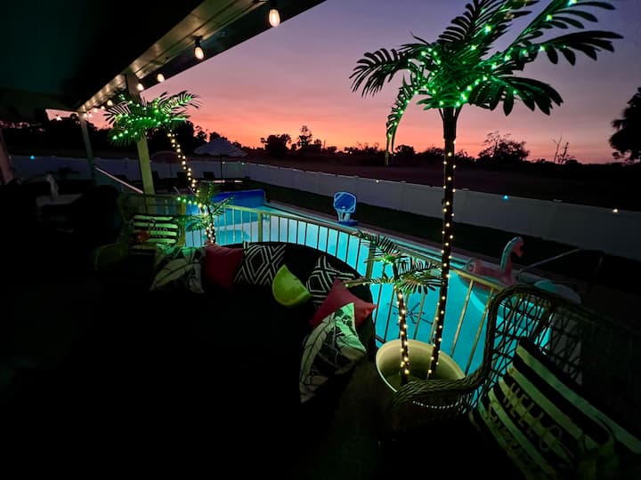 Big Pool~outdoor Tv~private Yard~peaceful Location - Port Charlotte, FL