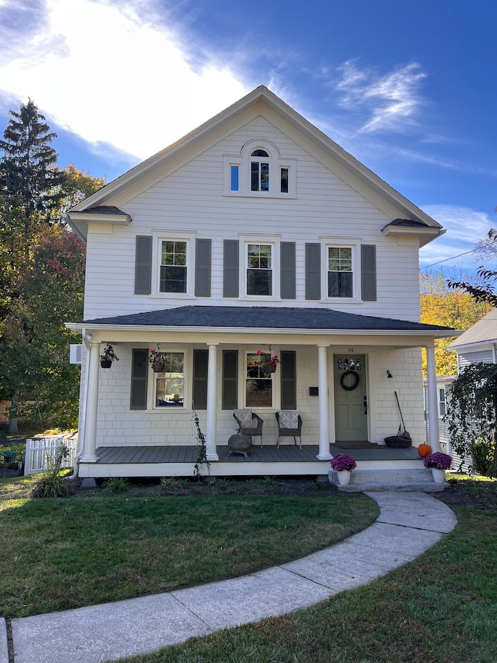 Charming New England Farmhouse- Walk To Town! - Bedford, NY