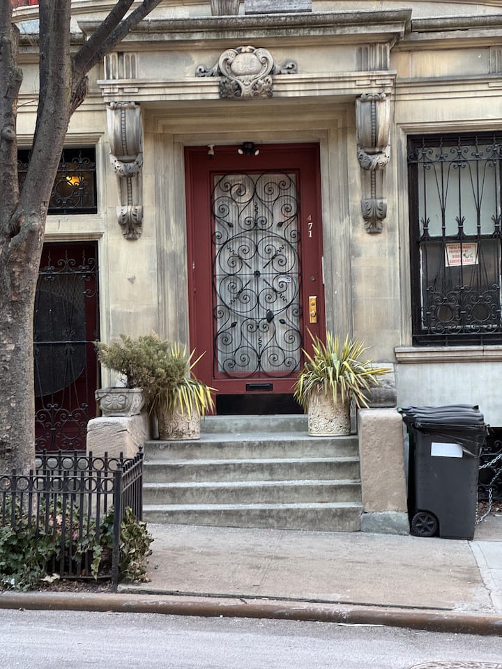 "Quite The Cozy Place!" - Fort Lee