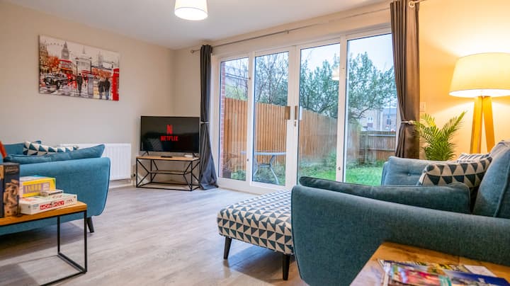 Modern 3-bed Home With Parking Close To Town Ctr - St Neots