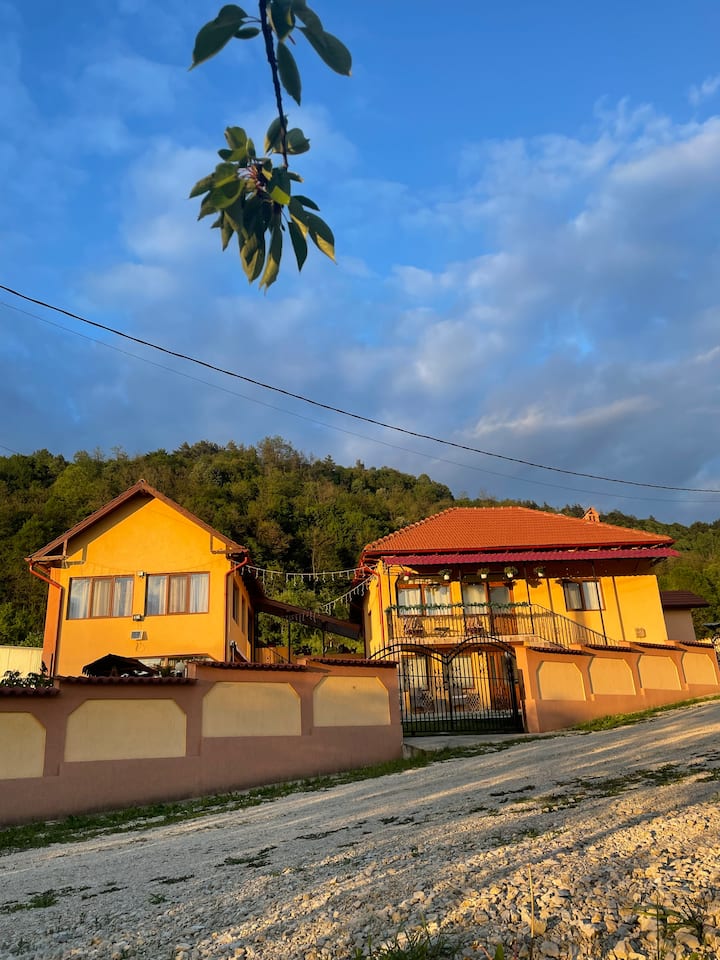 Vila Casa Roșca Este Situată  Imediat Lângă Horezu - Horezu