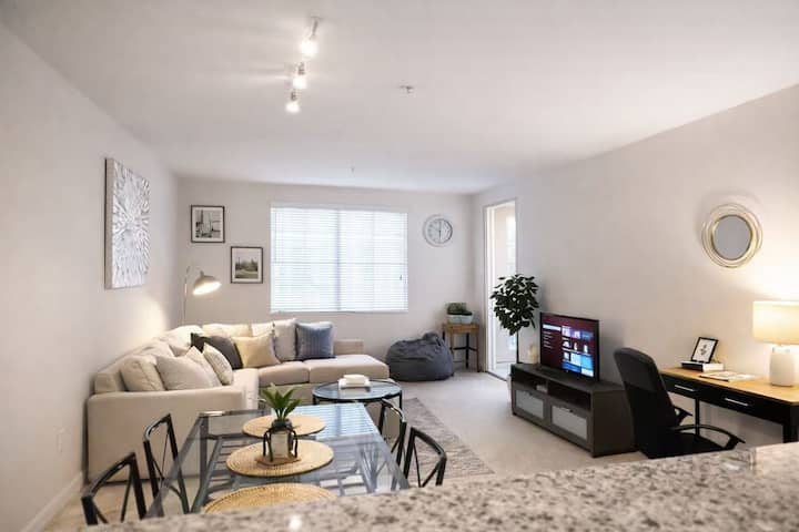 2b2b Luxury Center Location Apartment Complex - Lake Forest, CA