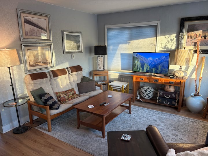 Centrally Located Stylish 1br - Parking & Laundry - Anchorage