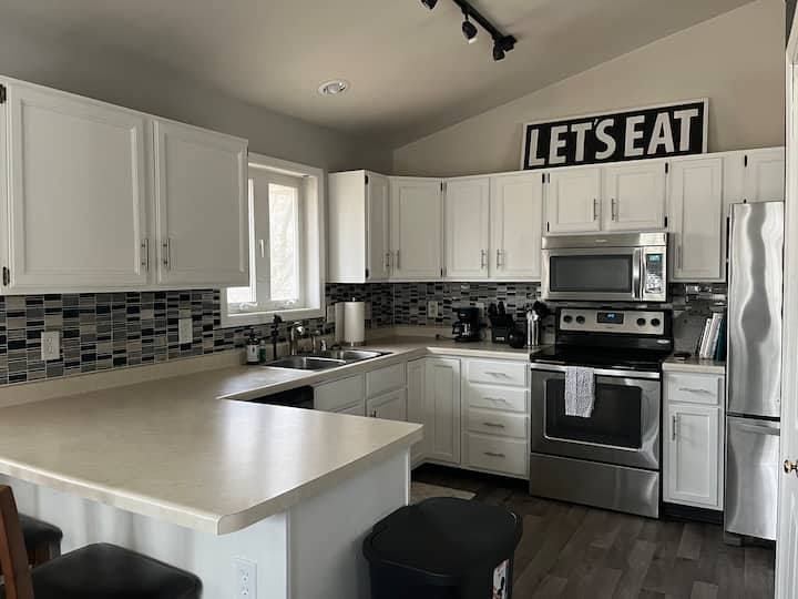 3 Bedroom House Near Alliant Center & Downtown - Middleton, WI