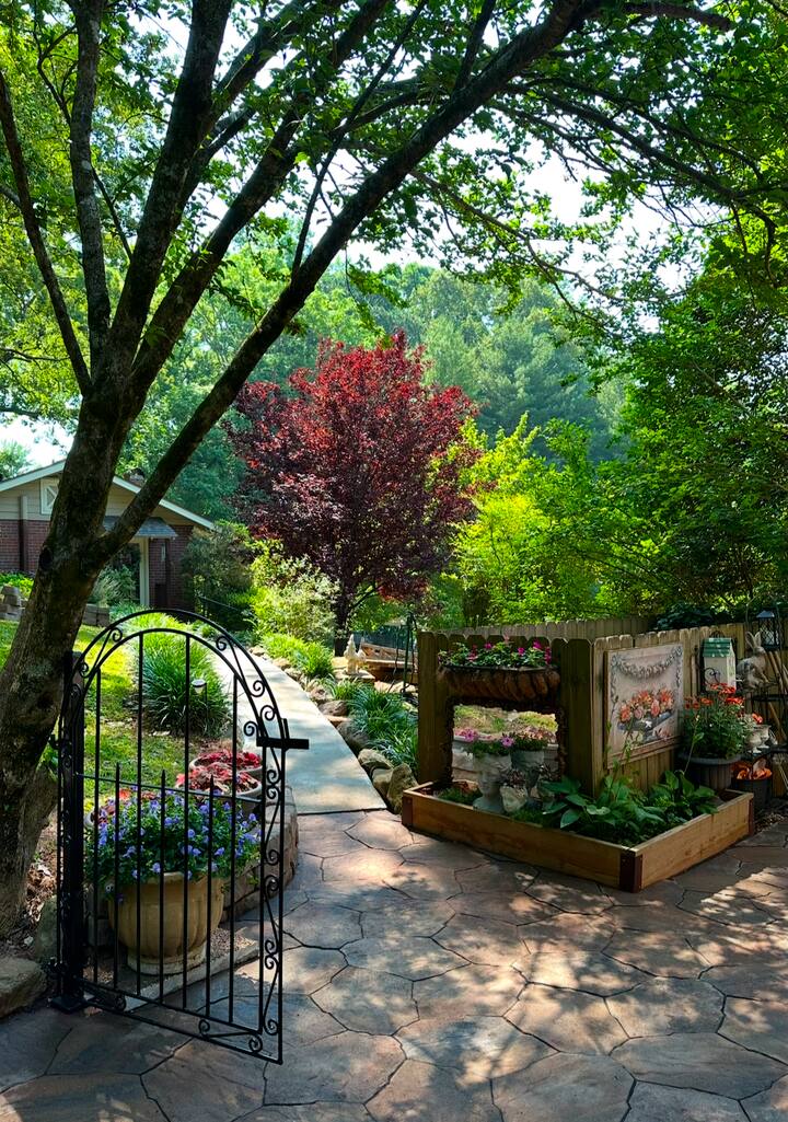 Spoke And Thistle Cottage, Free Parking. Sleeps 2 - Tryon, NC
