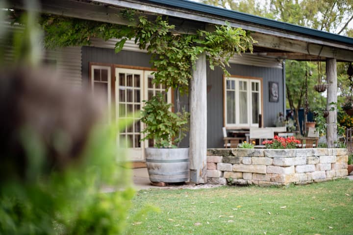 Adorable 1 Bed Flat Amongst Gardens In Esperance. - Esperance