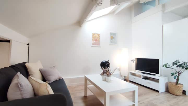 Emplacement Idéal, Au Pied Du Tramway Et De La Mer - Nice