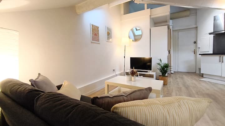 Emplacement Idéal, Au Pied Du Tramway Et De La Mer - Nice