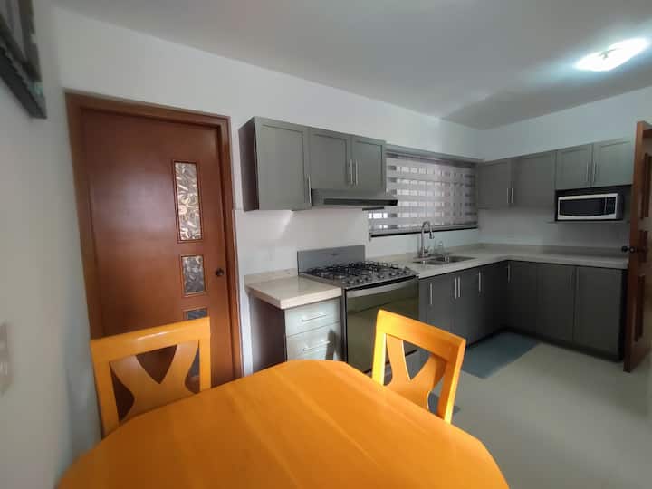 Amplia Y Moderna Casa. 3 Cuartos, Cochera 2 Autos - Torreón