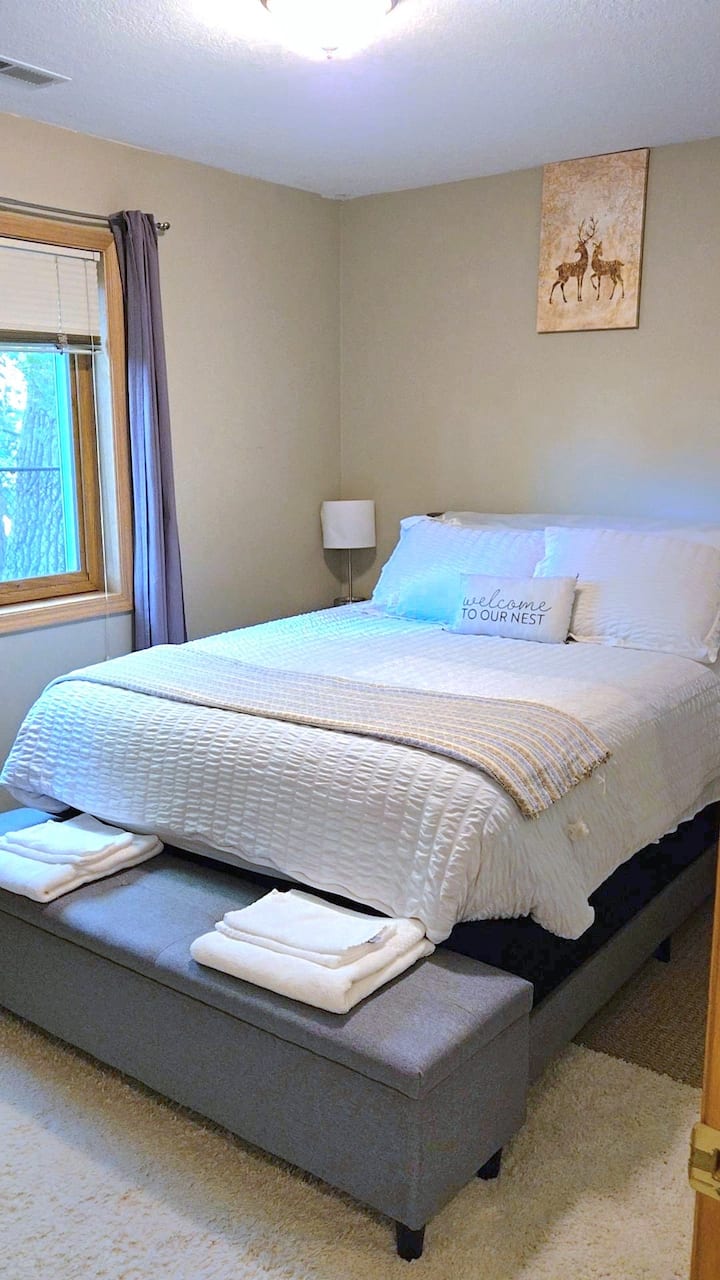 Cozy Bedroom. - Saint Paul, MN