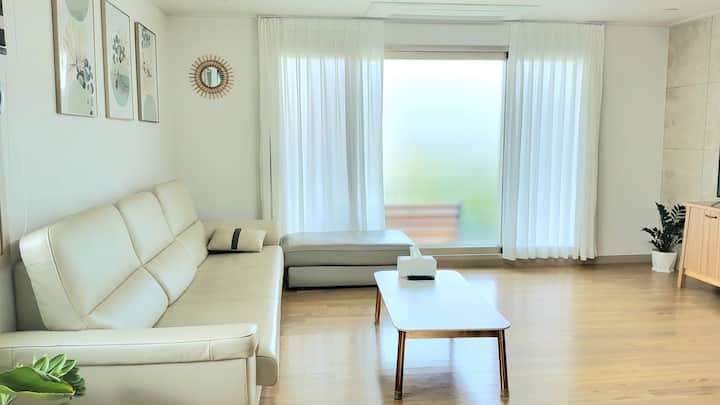 프라이빗 독채/바닷가10분/노형시내10분/바베큐장/넓은잔디마당/제주놀러와펜션 - Jeju-si